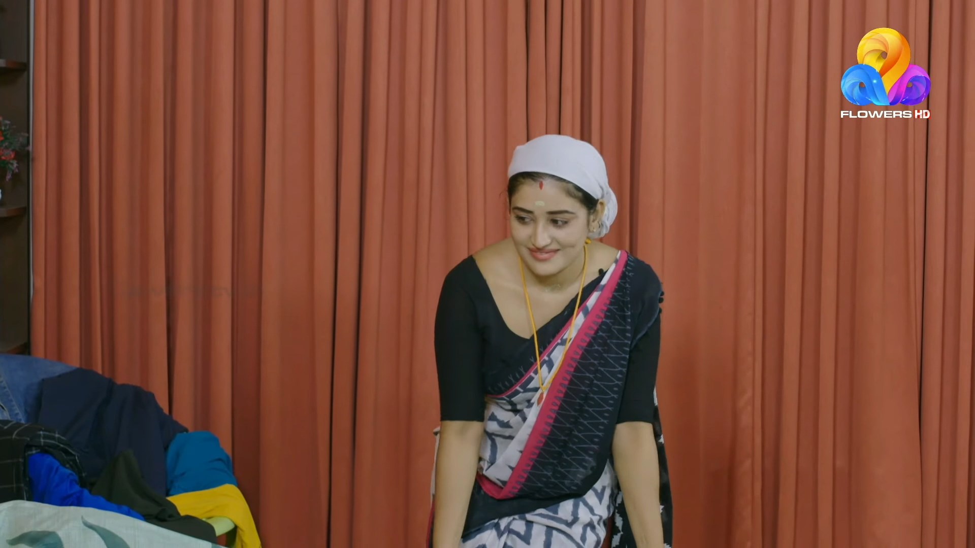 Anumol Sexy Navel Slips in Saree mp4 snapshot 00 01 472 — Postimages