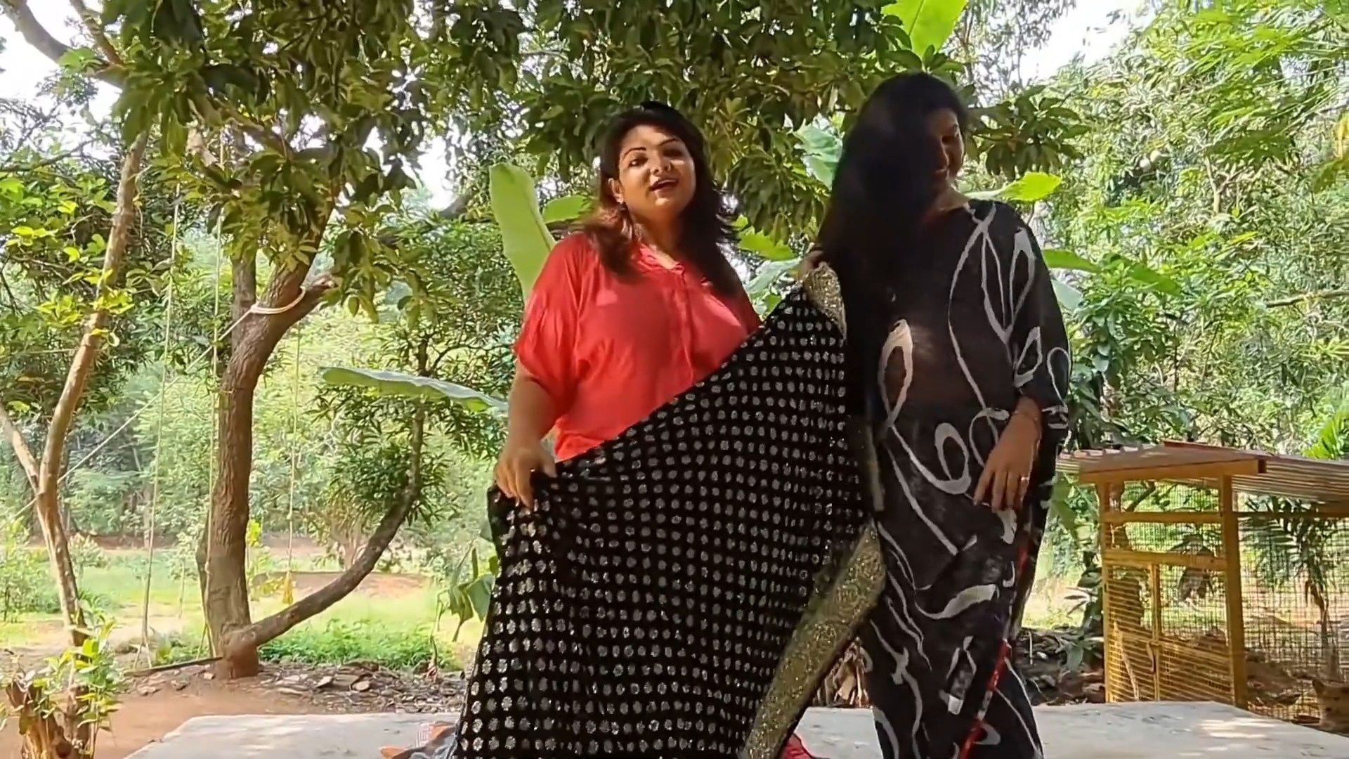 Sandra thomas Hot Mom Sexy Body structure in balck saree and big deep Navel show mp4 snapshot 02 ...