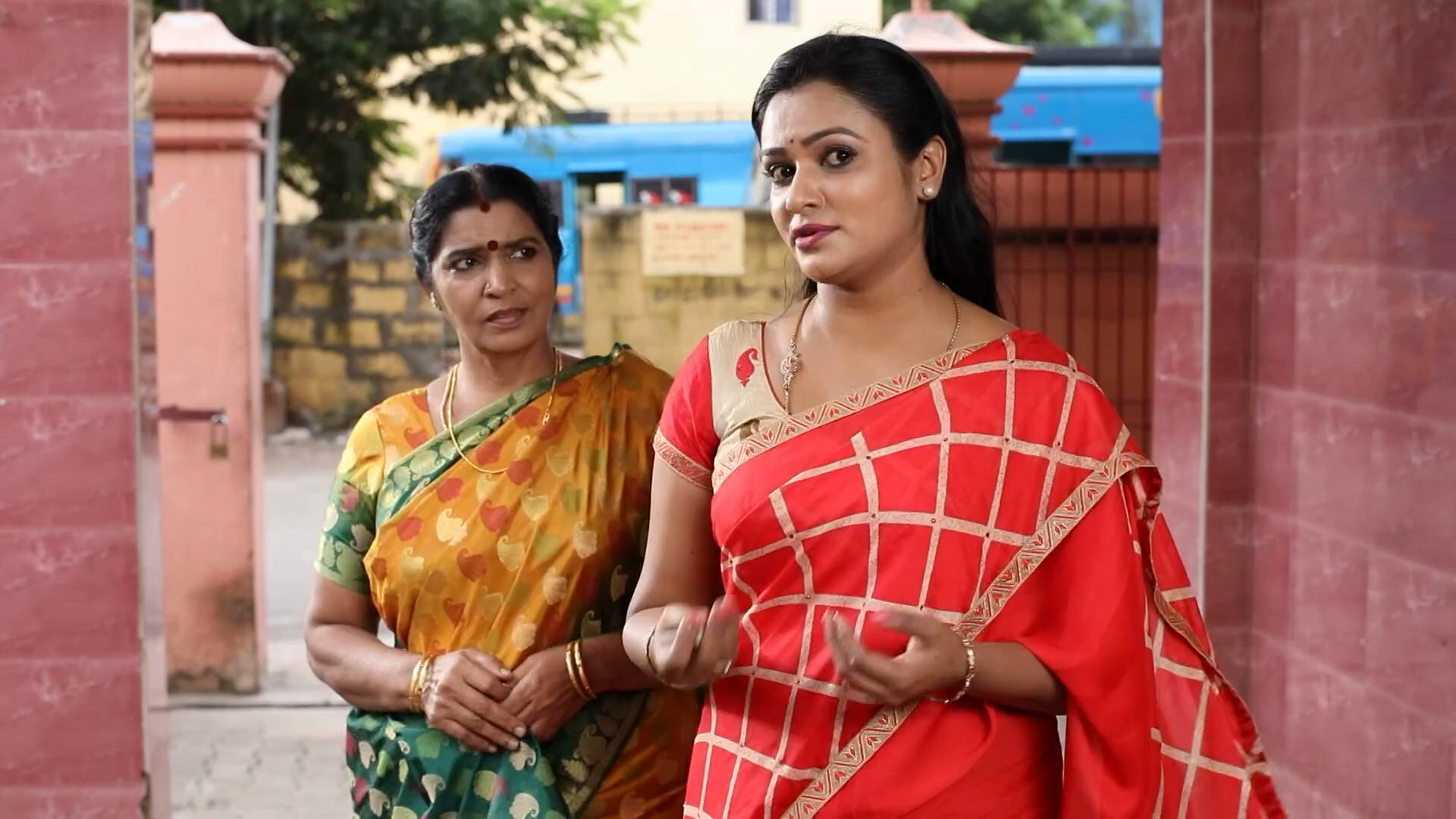 Swathi royal hot Thoppul navel in Red saree 2 — Postimages