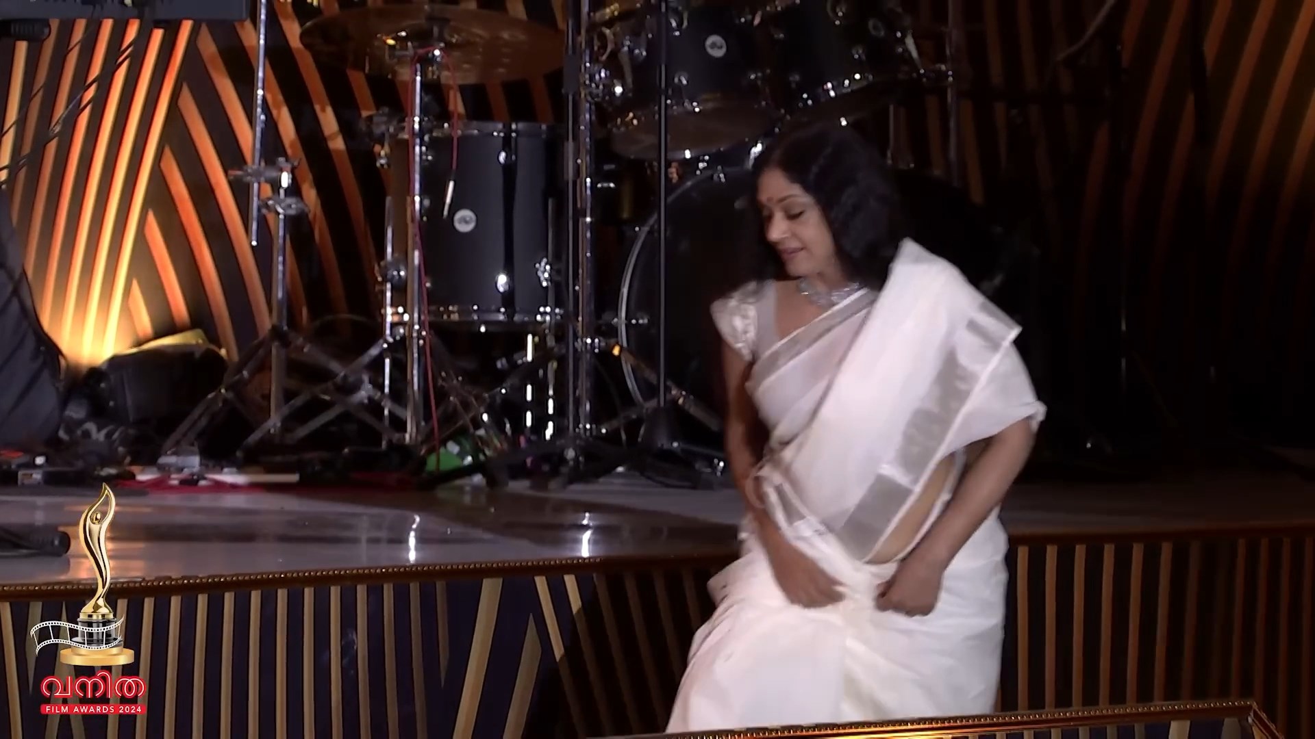 Sexy Shobana Tummy in white Saree mp4 snapshot 00 06 487 — Postimages