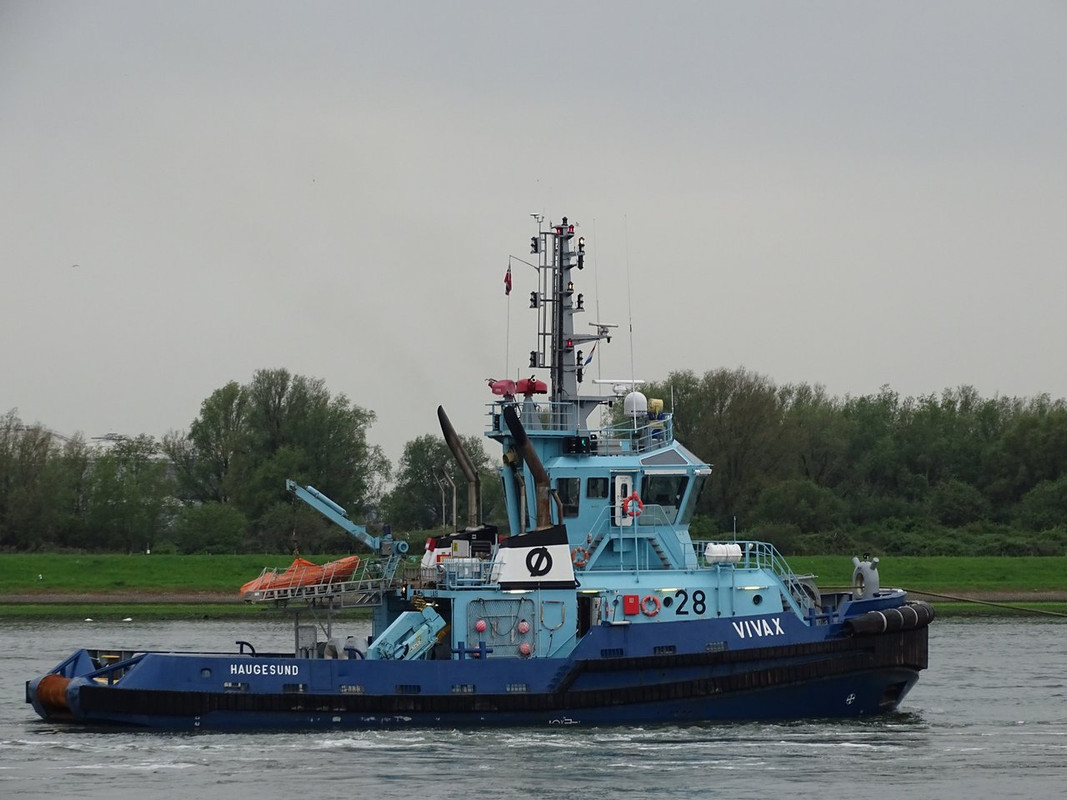 Maersk Handler sleept Seafox 4, stuurboten Fairplay 63 en Vivax, 6 5 ...