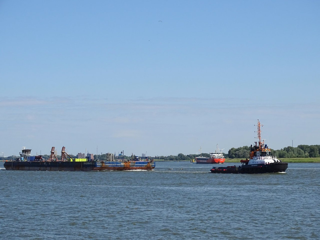 Eems Warrior sleept Greenbarge 2, stuurboot Sombra, 5 6 2024, nr 2 — Postimages