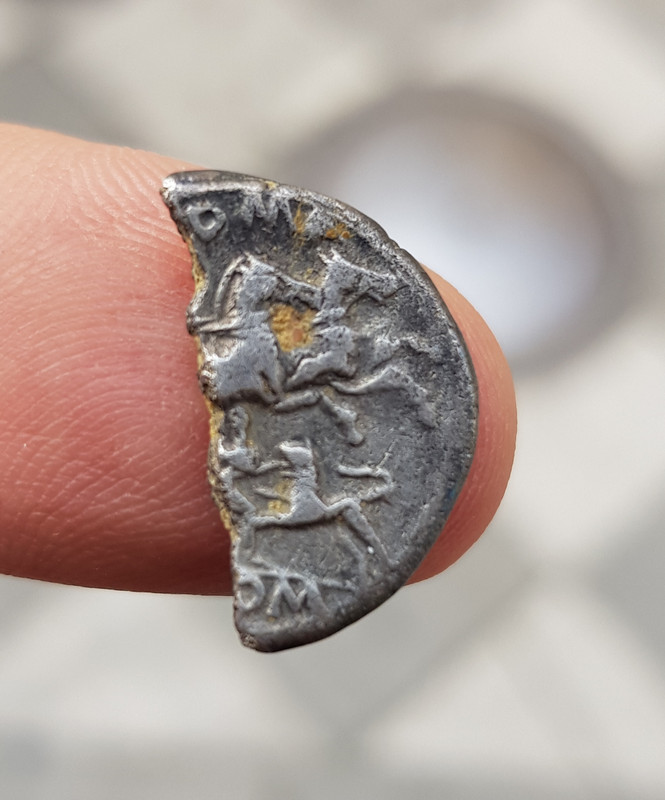 Mitad denario de la gens Domitia. CN. DOM - ROMA. Victoria guiando biga ...