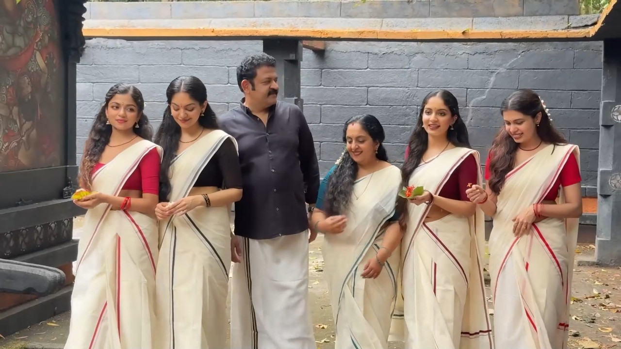 sindhu-krishna-ahana-ishani-ozy-combo-navel-show-in-kerala-saree-mp4