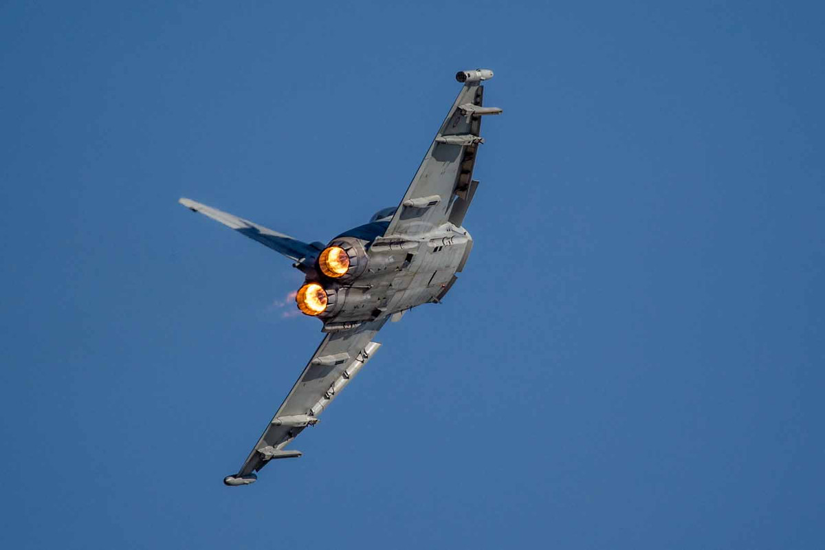 Kuwait Air Show photos - Lightning and JP preserved aircraft added ...