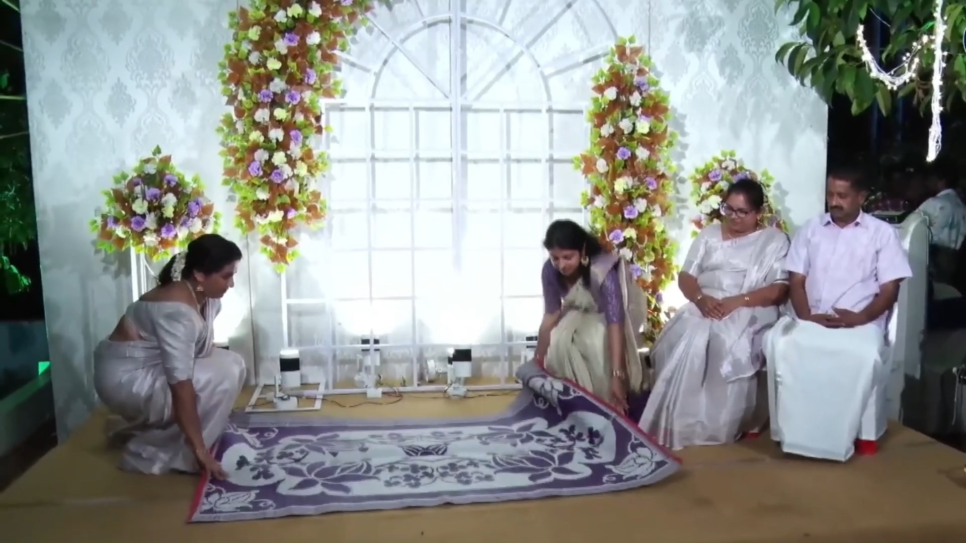 Hot fleshy Malayali aunty tummy foldand big ass in white saree mp4 snapshot 00 50 627 — Postimages