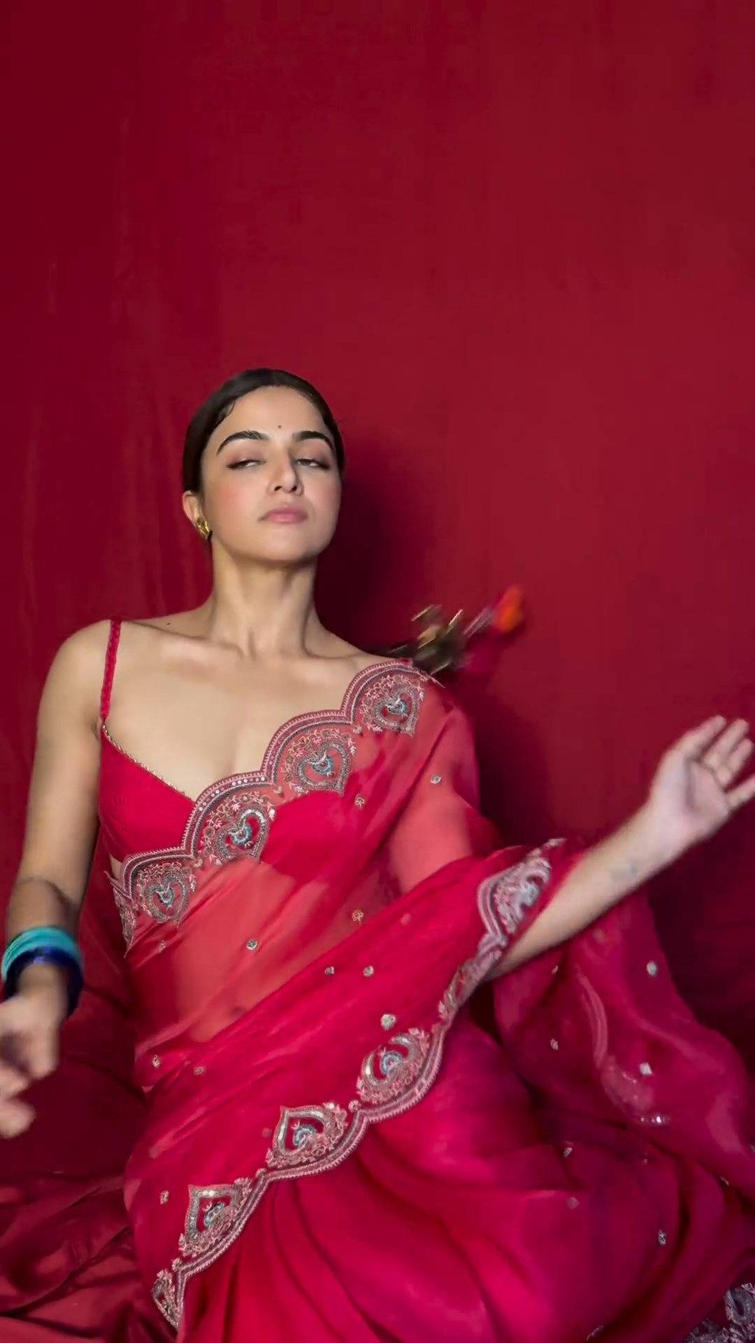 wamiqa gabbi hot in red saree mp4 snapshot 00 02 918 — Postimages
