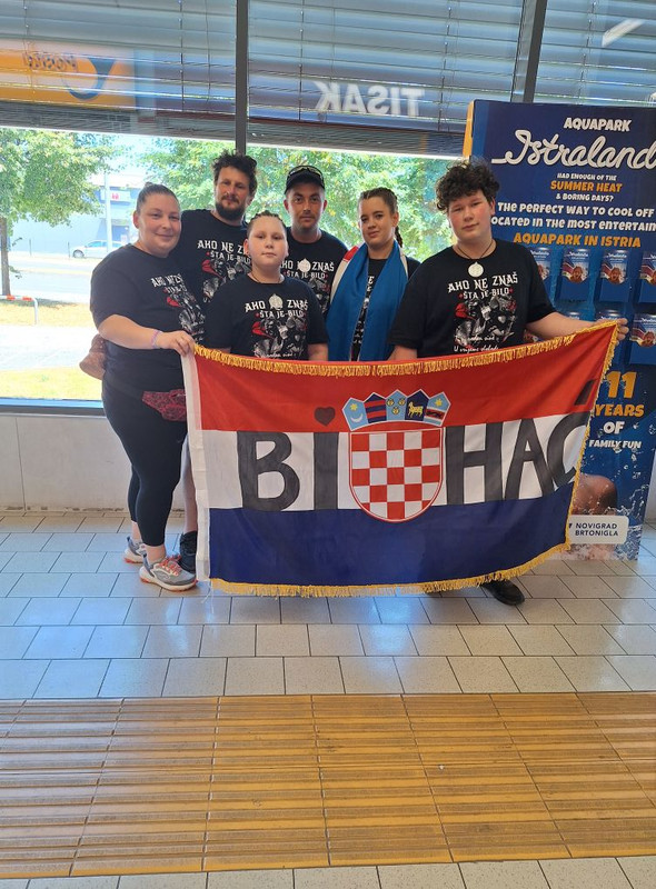 Bišćani na koncertu u Zagrebu: Hrvatske zastave s natpisom „Bihać” na Thompsonovom koncertu