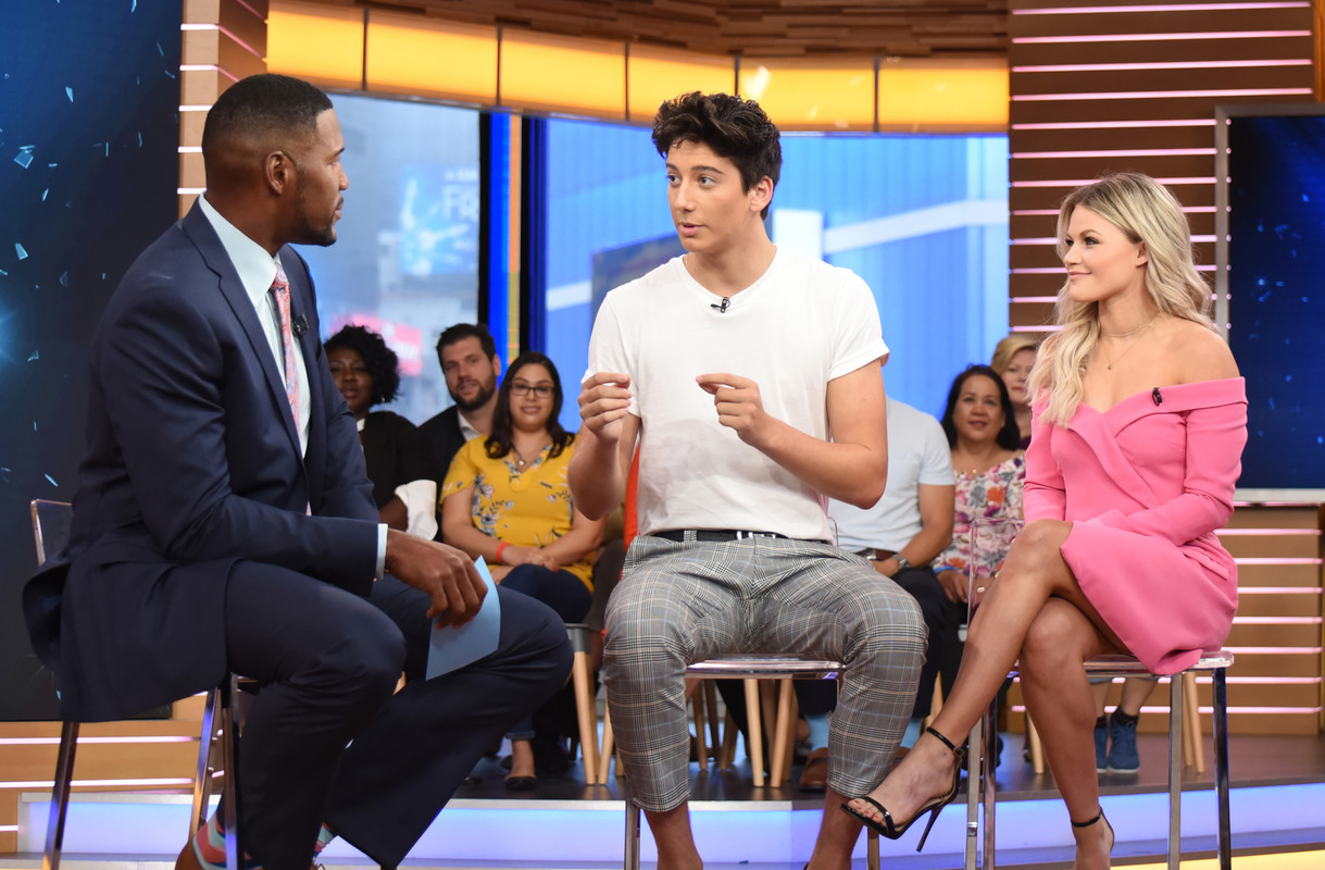 Witney Carson Crossed Legs - Good Morning America - LEGS COOL