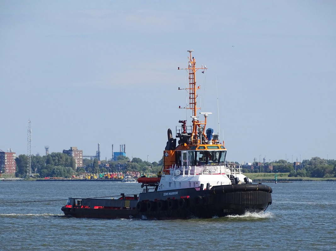 Eems Warrior sleept Greenbarge 2, stuurboot Sombra, 5 6 2024, nr 1 — Postimages