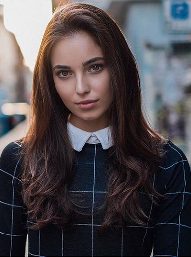 Classify Italian girl model