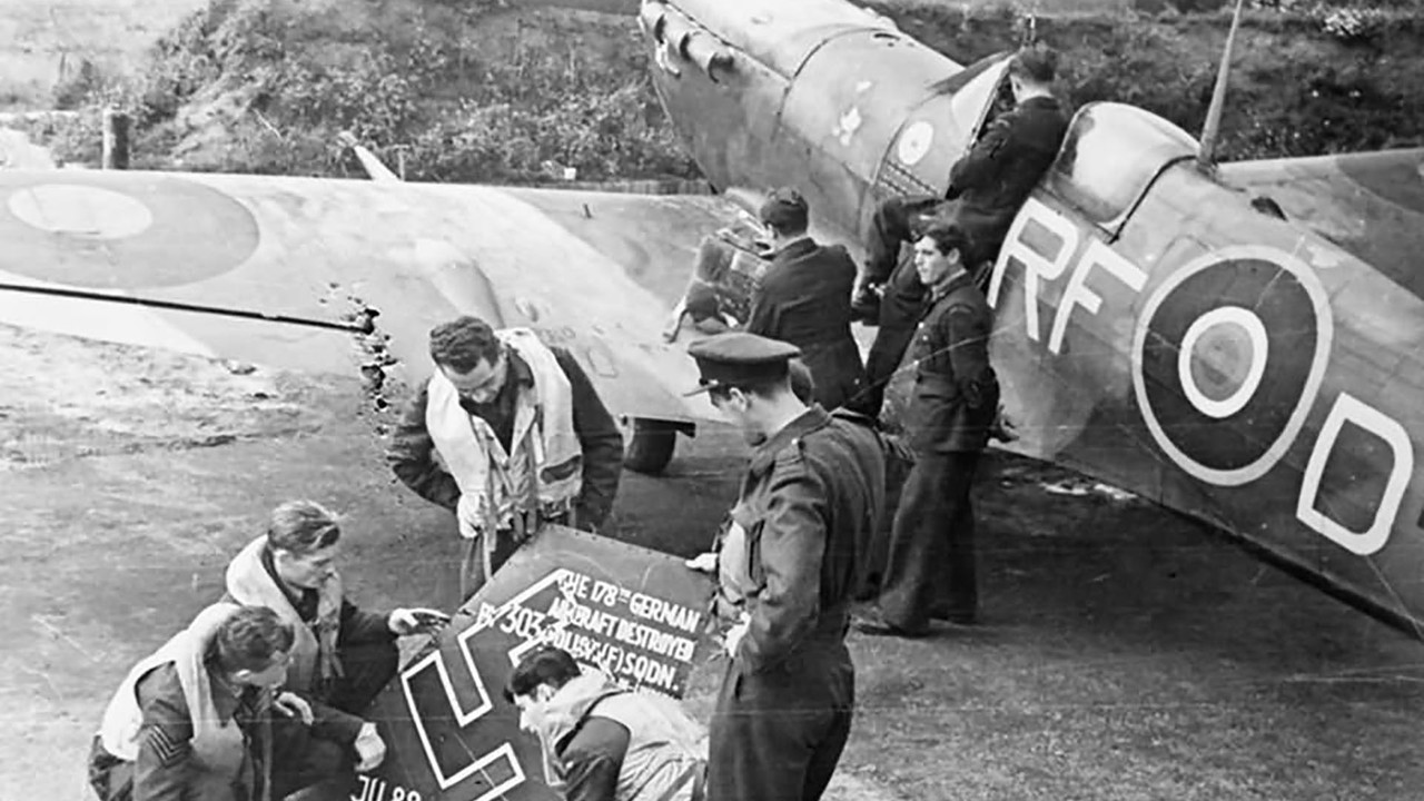 Spitfire Mk Vb - signalling light painted over? - Aircraft WWII ...