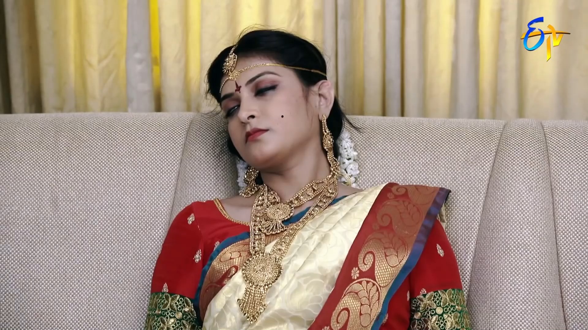 Beautiful Telugu Serial Actress Open Deep Navel show mp4 snapshot 00 27 ...