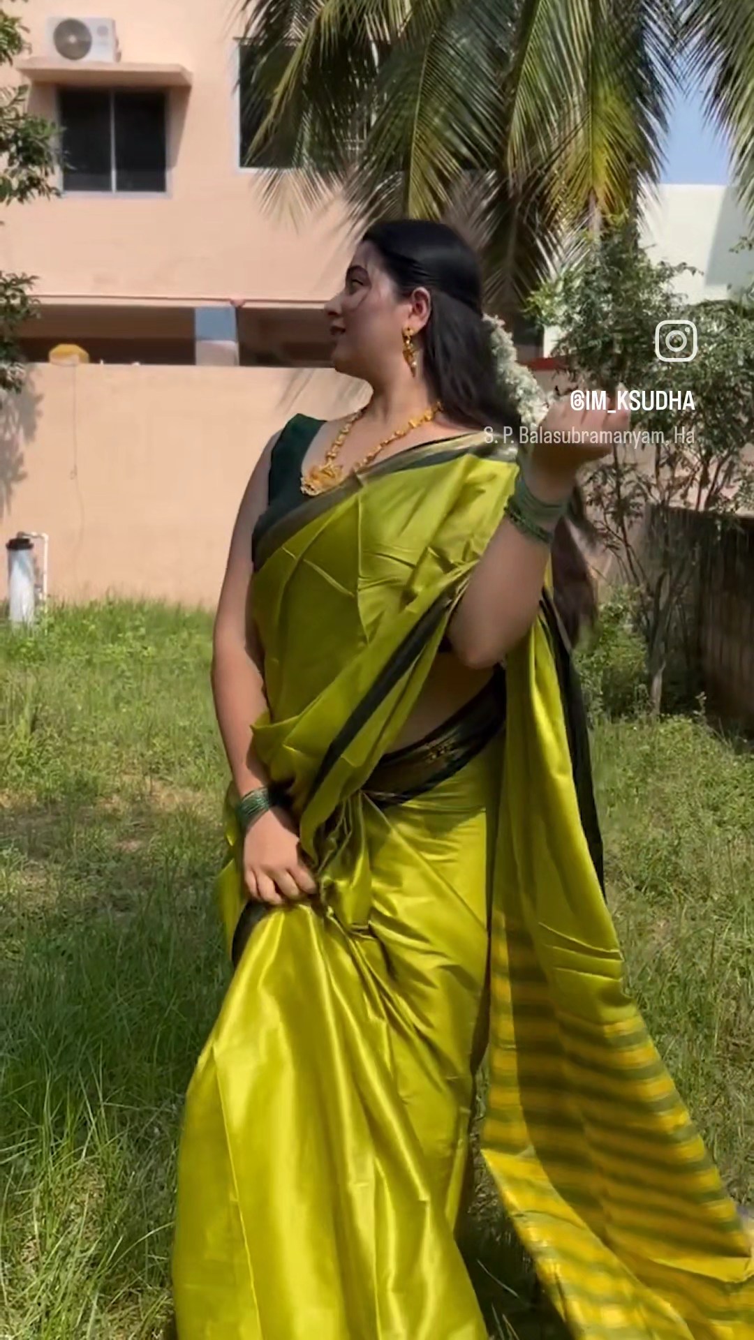 Ksudha Sexy Big Deep Navel in green saree mp4 snapshot 00 02 014 — Postimages