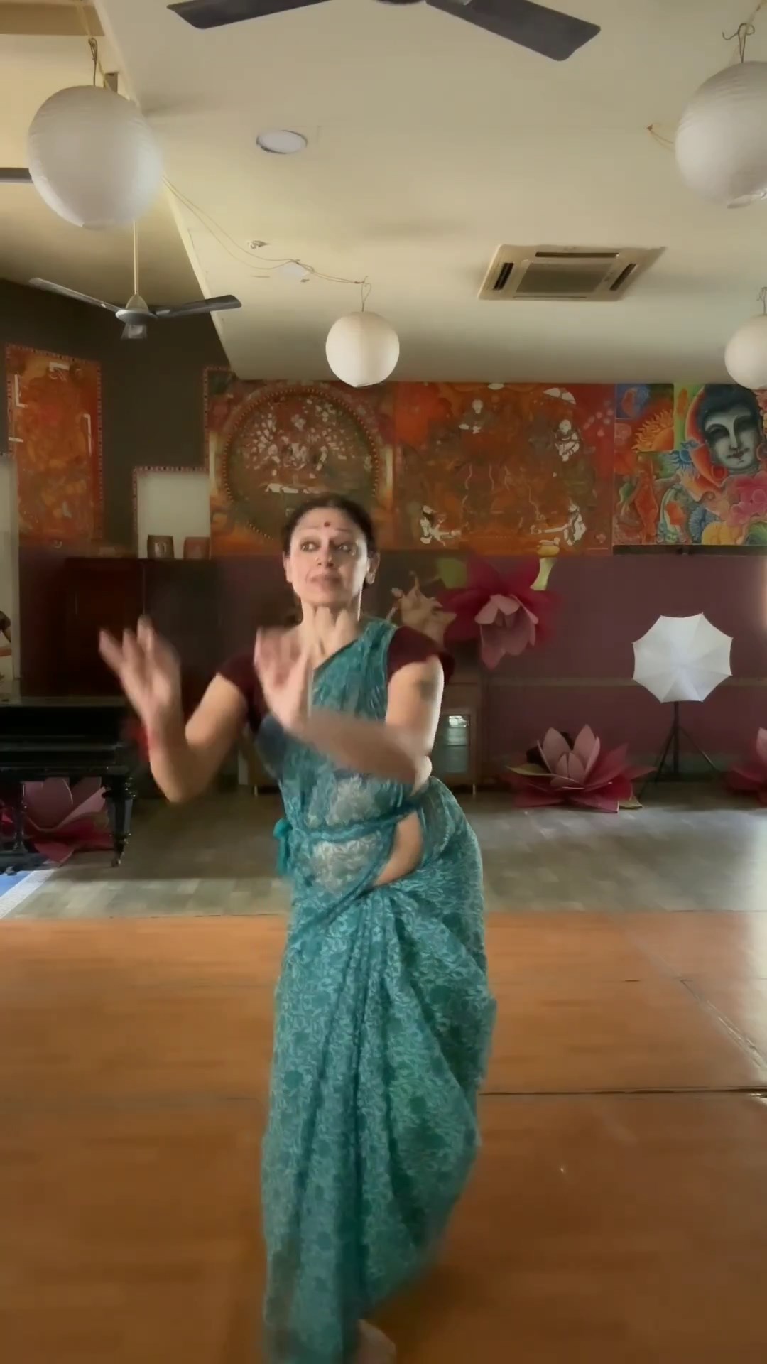 Sexy Navel Queen Shobana Deep navel and tummy in Blue thn transaparent ...