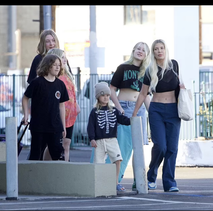 Tori Spelling is staying in a roach motel with her five kids > General Discussion > AR15.COM