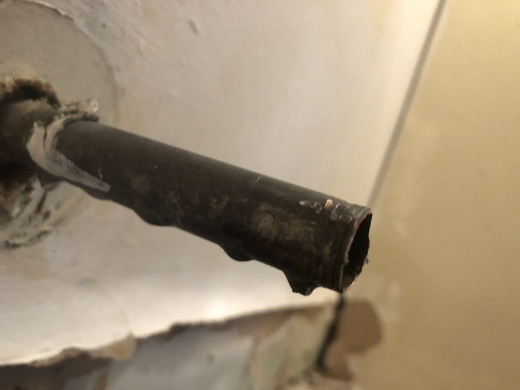 Bumps on pipe, how to fix? : r/HomeImprovement
