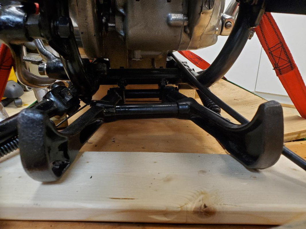 center stand rear view — Postimages