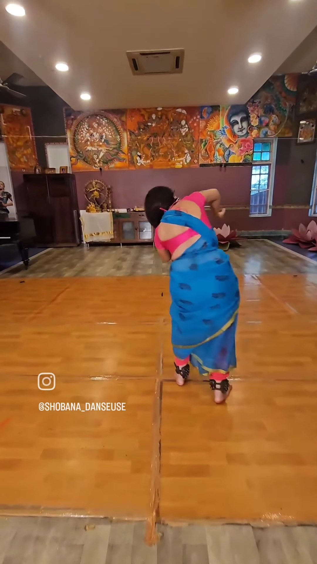 Navel Queen Shobana Sexy big Deep Navel through Saree mp4 snapshot 00 ...