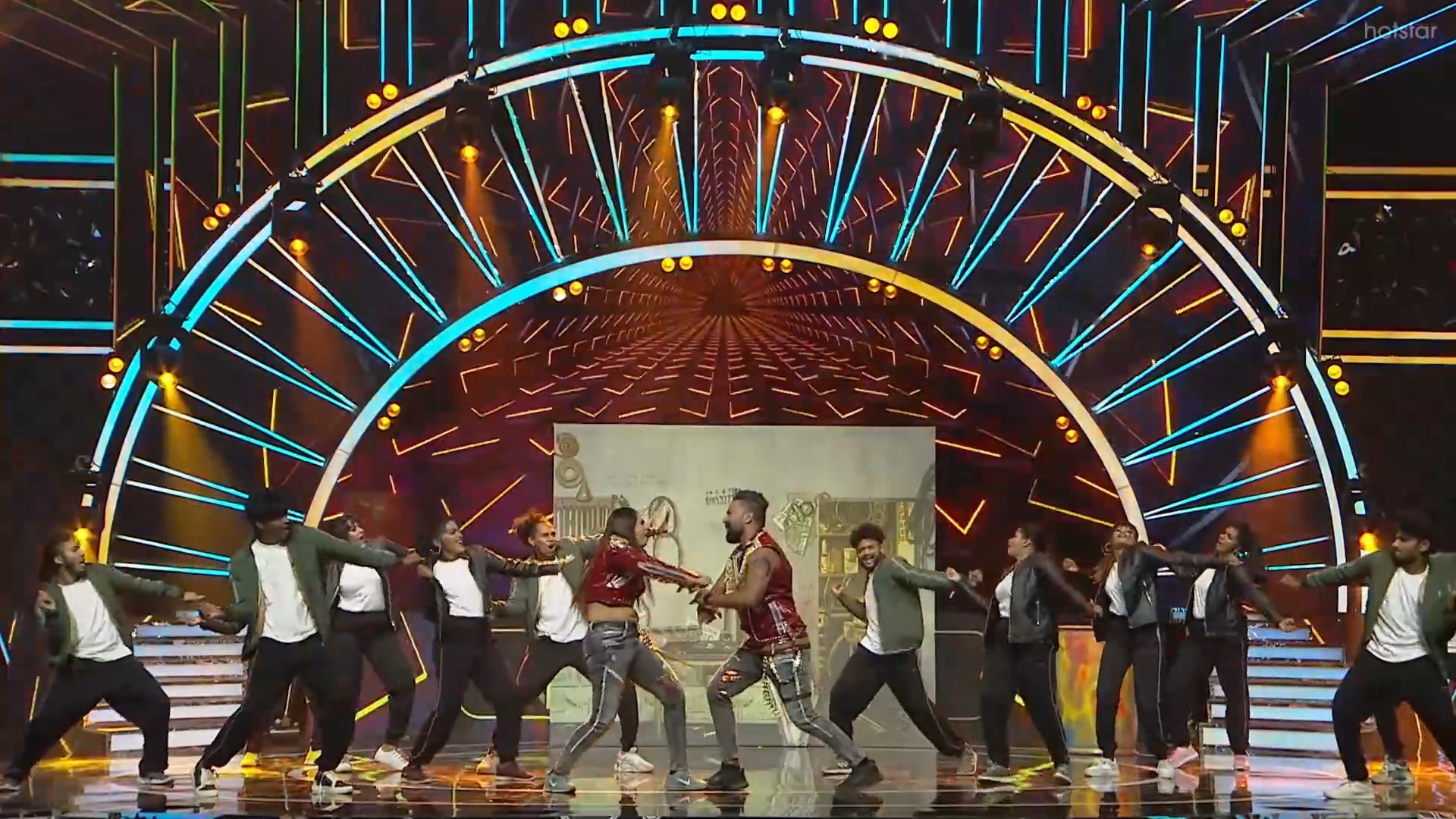 Saranya Anand Bubbly Sexy Big Wide Deep Navel Hole while dancing mkv ...