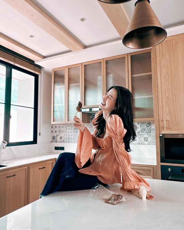 Photo by baifernbah on February 22, 2023 May be an image of 1 person and indoor — Postimages