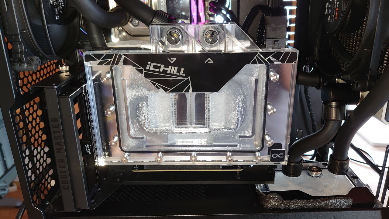 Vertical GPU mount, Alphacool XPX for RTX 4080. Tilted the hell out of ...