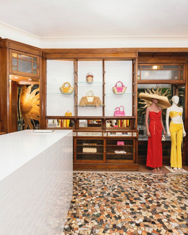 Jacquemus, la borsa gigante in acqua svela il pop-up sul lago di Como - Wondernet Magazine