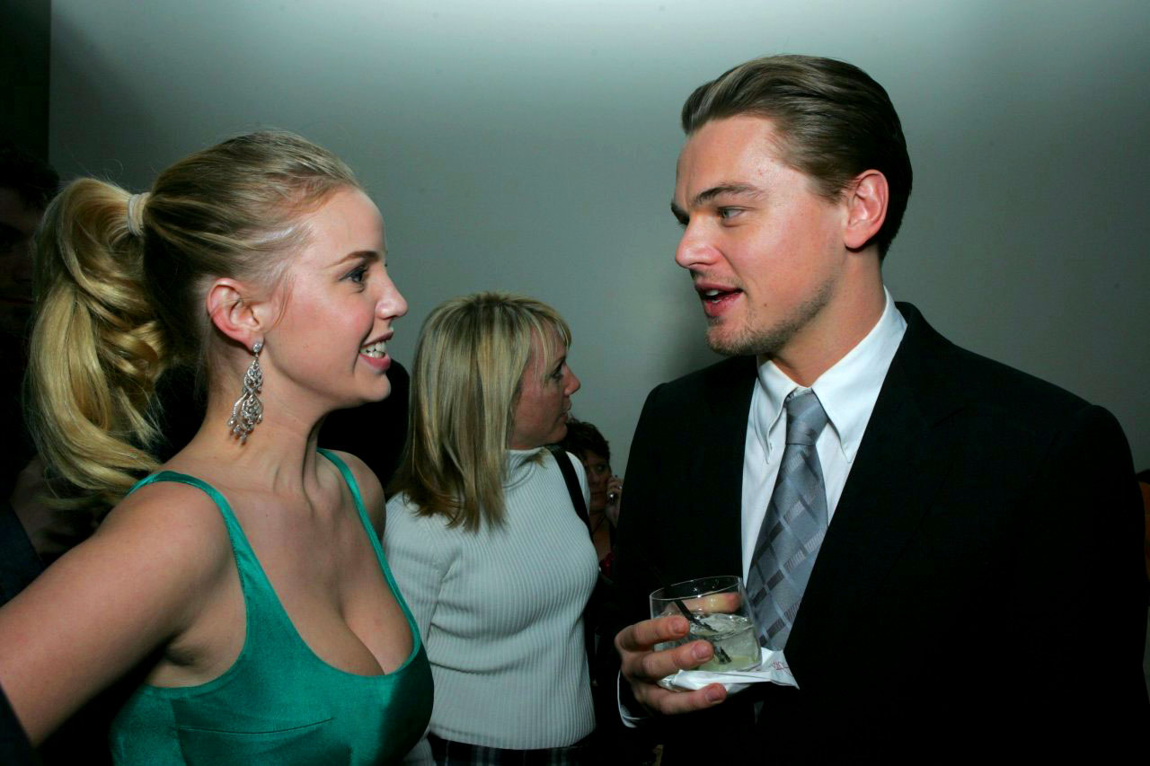 kelli garner green satin dress 2004 018 — Postimages