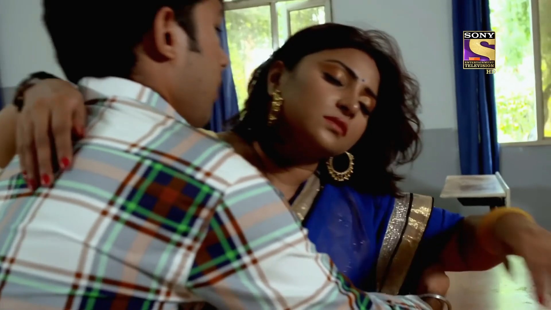 Aleeza Khan Sexy navel and seducing scenes in saree mp4 snapshot 01 11 438 — Postimages