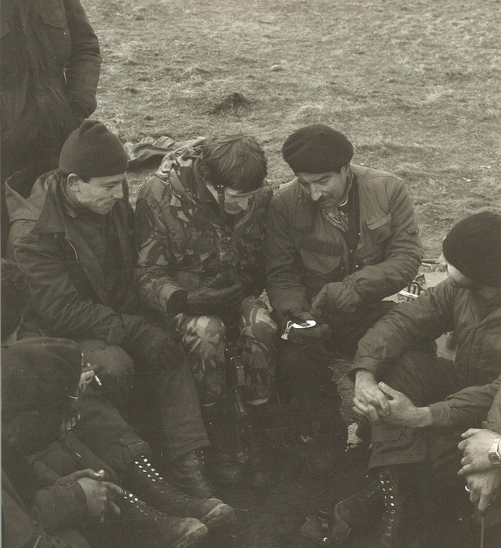 SAS Terry J ( Esc SAS G) sentado entre los oficiales del BIM5 (incluido ...