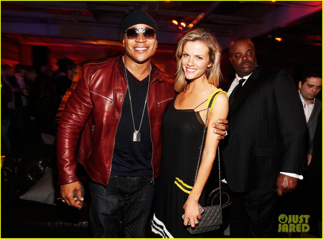 brooklyn decker super bowl party 04 — Postimages