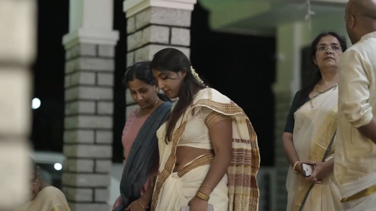 Dusky Malayali Beauty Sexy Wide Big Open Navel in Kerala Saree mp4 snapshot 00 13 783 — Postimages