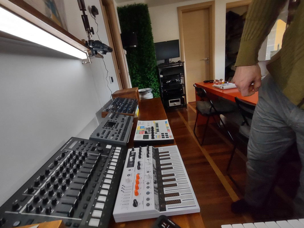 right desk — Postimages