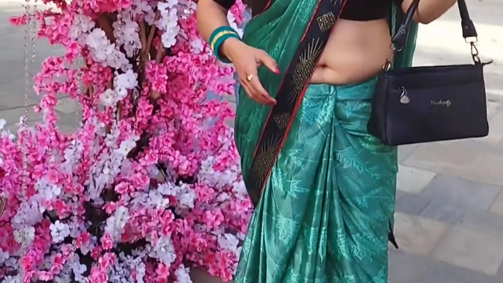 Nepali aunty open wide big deep navel in green saree mp4 snapshot 00 01 909 — Postimages