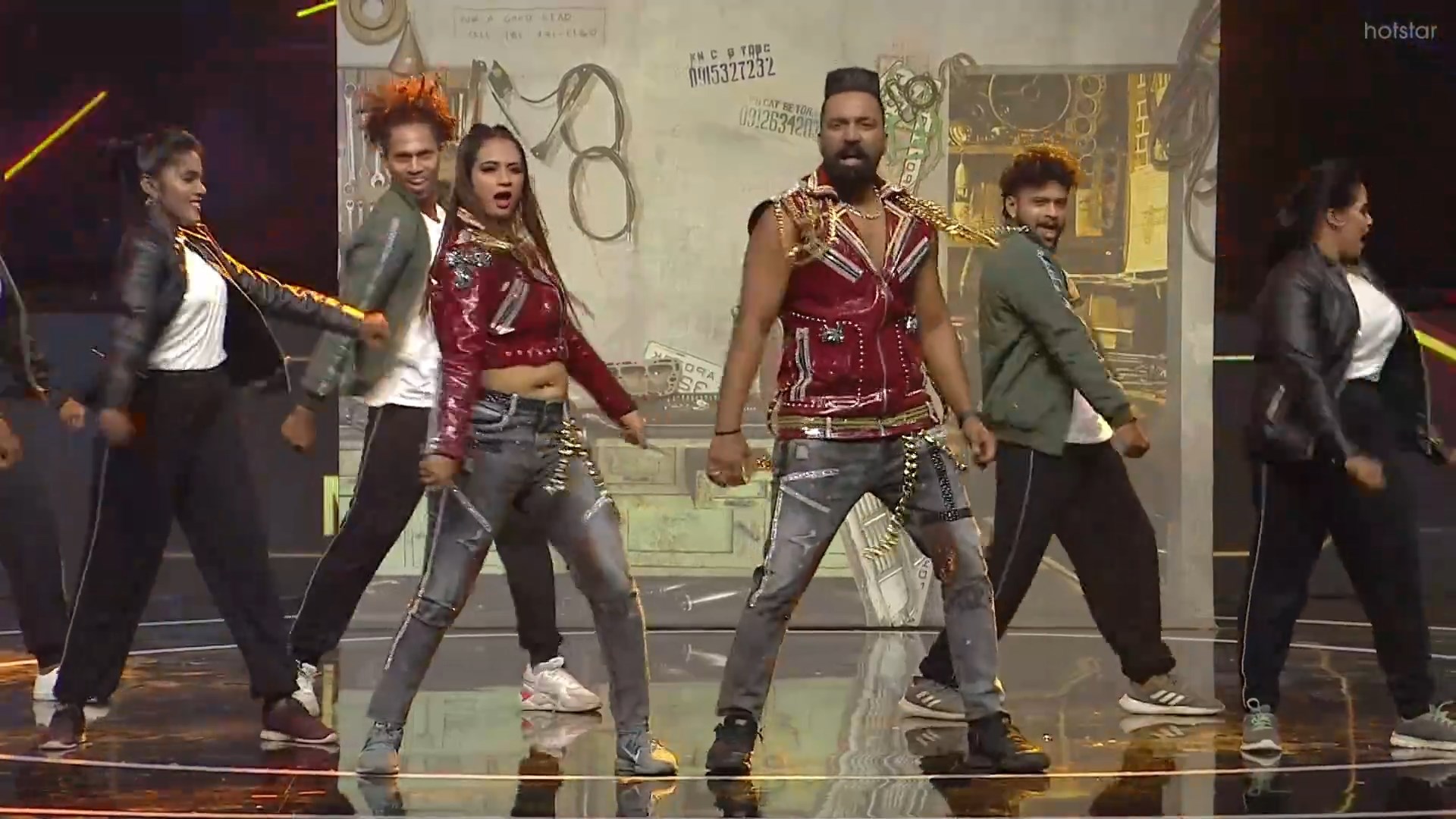 Saranya Anand Bubbly Sexy Big Wide Deep Navel Hole while dancing mkv ...