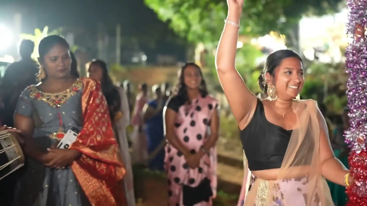 Dusky Desi Beautiful Girl Wide Cleavage and Boobs in wedding custume ...