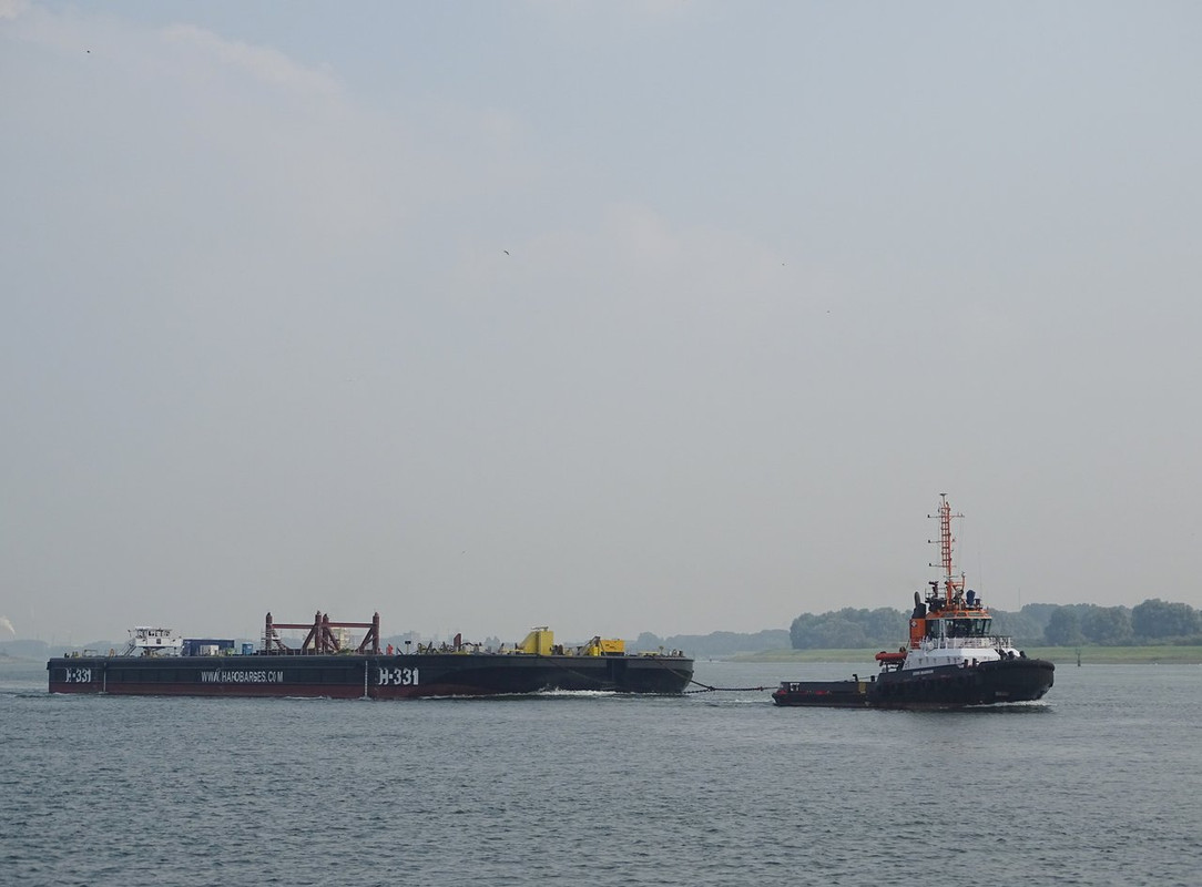 Eems Warrior sleept Ponton H 331, Stuurboot Thyra, 2 8 2024, nr 1 — Postimages