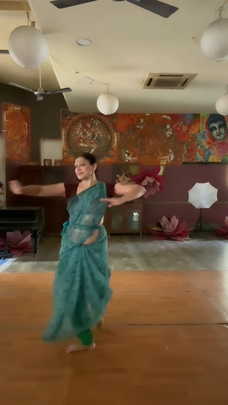 Sexy Navel Queen Shobana Deep navel and tummy in Blue thn transaparent ...