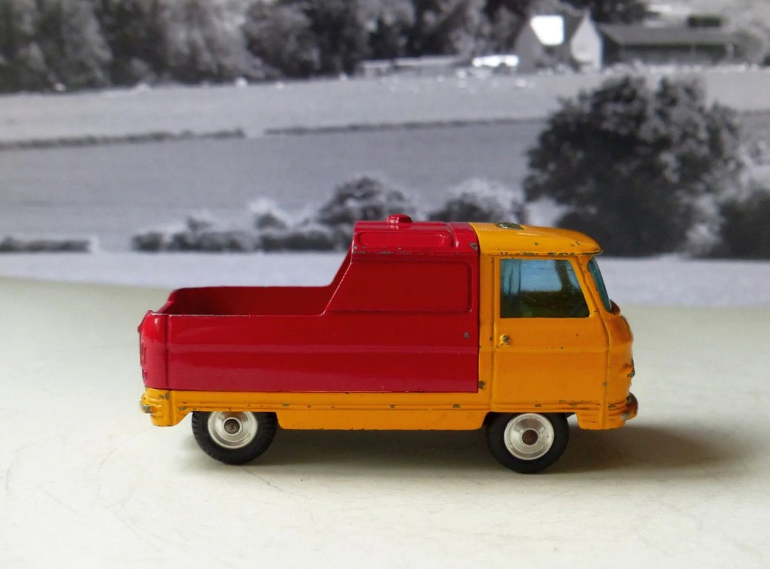 Commer FC pickup truck Corgi 465 yellow cab — Postimages