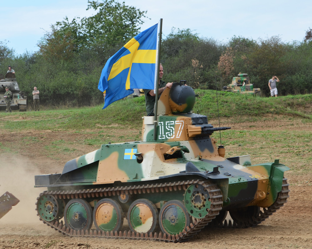 PRAGA AH-IV sv Strv m 37 - Real Armour - Britmodeller.com